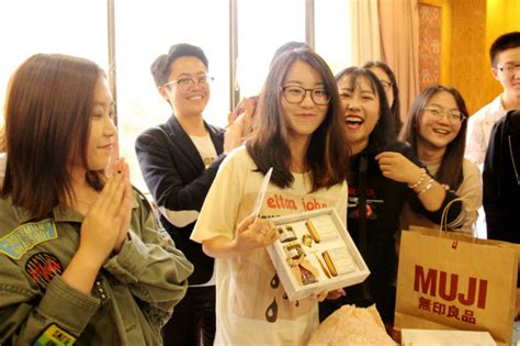 学生们互赠结业礼物 师生风采 云南大学多国留学项目