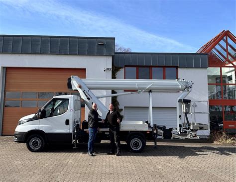 Erfolgreiche Fahrzeugübergabe Ruthmann Steiger® Tbr 230 An Mario Günnewig Ruthmann