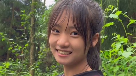 咪咪昨天带我去山上吃了她也不知道叫什么的东西，大家知道吗？ Youtube