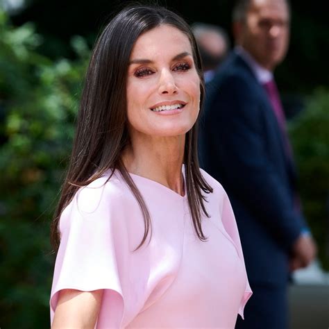 Cómo Lucir Elegante Con Tenis Y Pantalones Como La Reina Letizia Vogue
