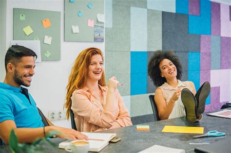 젊은 여 자가 다른 동료와 함께 공유 하는 사무실 책상에 그녀의 발을 잡고 경영자에 대한 스톡 사진 및 기타 이미지 경영자 계획 기업 문화 Istock