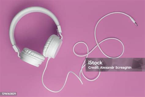 ピンクの背景にクールな白いヘッドフォン音楽のコンセプト エンタメ総合のストックフォトや画像を多数ご用意 エンタメ総合 カットアウト