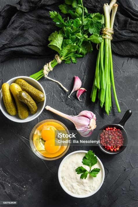 신선한 채소가 있는 작은 항아리에 유기농 레몬 목장 드레싱 타르타르 소스 케이퍼 오이 파슬리 레몬 계란으로 소스를 만듭니다 피시 앤 칩스 및 바다 식품 최고 보기 수직 타르