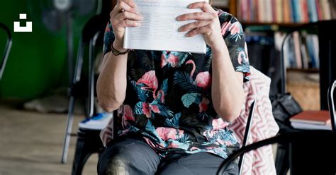 의자에 앉아 책을 읽고 있는 여자 사진 Unsplash의 무료 사람의 이미지