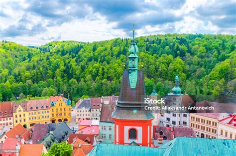 세인트 바츨라프 고딕 양식의 교회 첨탑과 로케트 타운의 다채로운 전통 건물 녹색 숲 언덕 배경 카를로비 바리 지역 웨스트 보헤미아의 최고 공중 보기 0명에 대한 스톡 사진