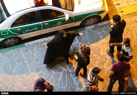 برخورد گشت ارشاد با پوشش برخی زنان در برج میلاد عکس