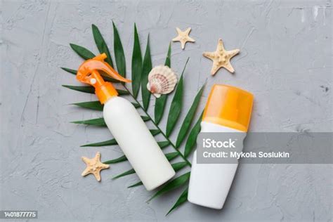 자외선 차단제 스프레이 병 태양 보호 크림과 색상 배경에 열대 녹색 잎이있는 바다 껍질이있는 병 상단 전망 0명에 대한 스톡 사진 및 기타 이미지 istock