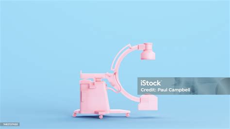 분홍색 조정가능한 병원 스캐너 진단 장치 건강 관리 제공자 Ct 엑스레이 Kitsch 파란 배경 옆 전망 0명에 대한 스톡 사진