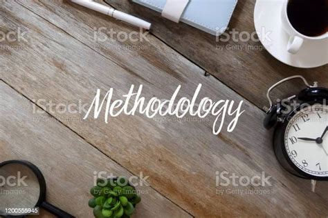 펜 노트북 커피 한 잔 시계 식물 및 방법론으로 작성 된 나무 배경에 돋보기 가까이 옴에 대한 스톡 사진 및 기타 이미지