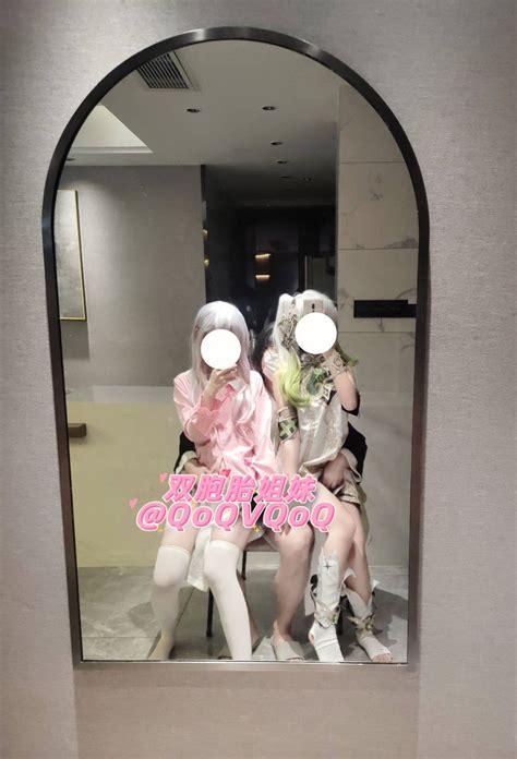 双胞胎姐妹💗 On Twitter 宝宝昨天私信我们加微，今天就迫不及待的来找我们啦！坐哥哥的腿上就能感觉他硬啦，顶着我们的屁股，好厉害