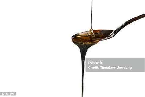 흰색 배경 Cbd 대마 오일에 고립 된 숟가락에 대마 오일을 붓는다 대마초 조리법 대체 요법 또는 약물 치료 의료 마리화나 의학
