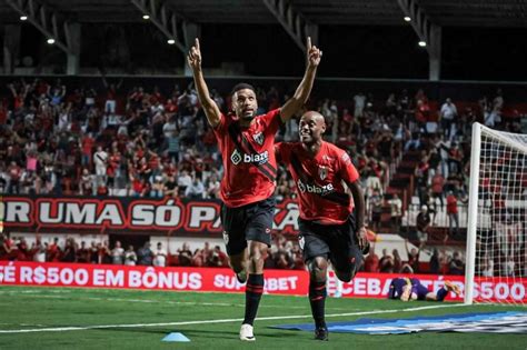 Atlético GO é melhor sofre gols mas arranca empate do Corinthians