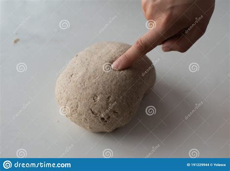 Masa De Pan Amasada Con Un Dedo Foto De Archivo Imagen De Interior Casero 191229944