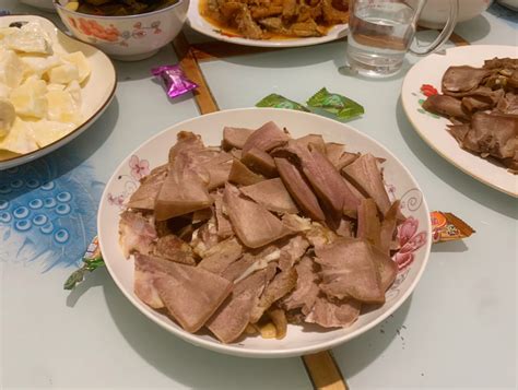 去弟弟家串门，弟媳做了11个菜，成本200块，网友：好接地气！
