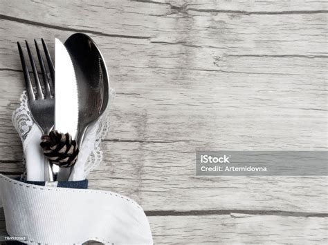 축제 인사말 카드 겨울 휴가 저녁 식사 숟가락 포크 흰색 나무 배경에 콘으로 장식 된 흰색 냅킨에 칼 복사 공간 0명에 대한 스톡 사진 및 기타 이미지 Istock