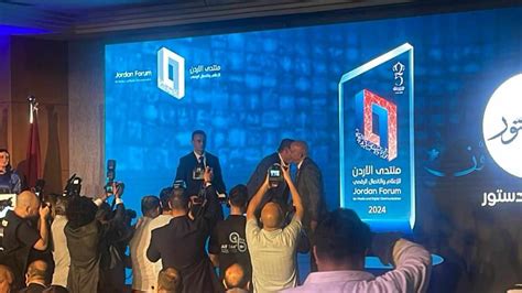 المبيضين يكرم الدستور كأول صحيفة أردنية تنشئ منصة بودكاست فيديو
