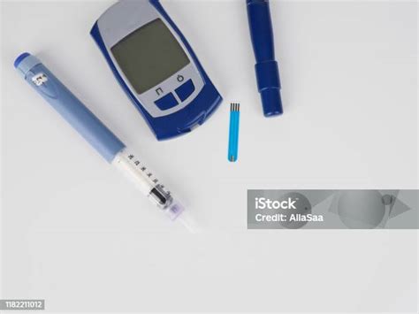 당뇨병 펜 주입 바늘 주사기는 분홍색 배경에 거짓말 당뇨병 질병 개념 당뇨병을 중지 개념에 대한 스톡 사진 및 기타 이미지