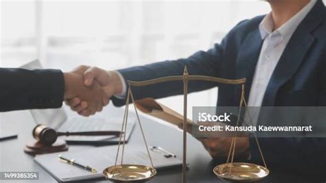 사무실 책상에 황동 규모와 계약 서류를 논의 하는 비즈니스 및 변호사 영화 곡물 효과 법률 법률 서비스 조언 정의 및 법률 개념