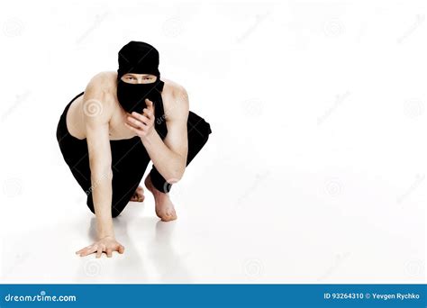 Ninja No Fundo Branco Lutador Masculino Na Roupa Preta Foto de Stock Imagem de caratê ataque