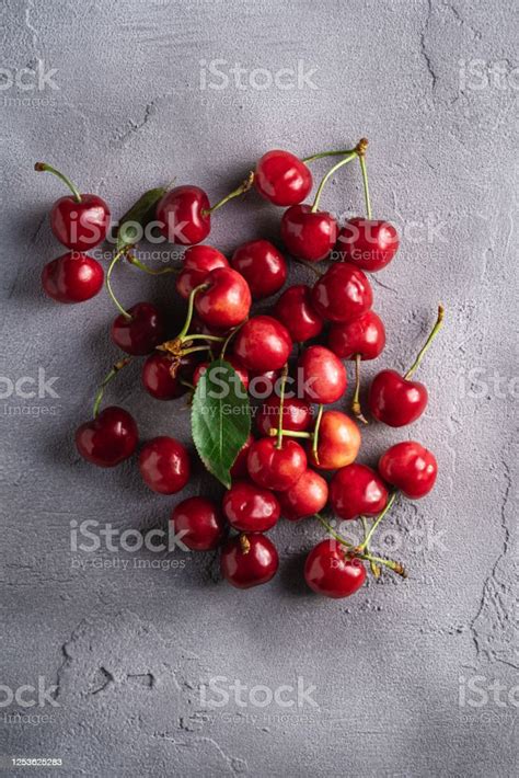 녹색 잎을 곁들인 신선한 잘 익은 체리 과일 회색 돌 배경의 여름 비타민 베리 최고 전망 0명에 대한 스톡 사진 및 기타 이미지 Istock