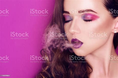 패션 모델 여성 창조적 인 다채로운 핑크와 블루 메이크업 아름다운 소녀의 아름다움 초상화입니다 흡연 소녀 전자 담배에서 흡입