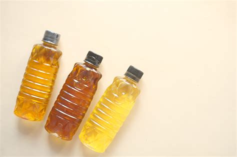 테이블 위의 플라스틱 병에 담긴 세 가지 색상의 겨자 기름 0명에 대한 스톡 사진 및 기타 이미지 0명 갈색 건강관리와