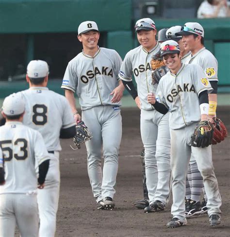 ＜神・巨＞プロ初完封勝利を飾り、ナインと喜びを分かち合う伊藤将（左から3人目）（撮影・坂田 高浩） ― スポニチ Sponichi Annex 野球