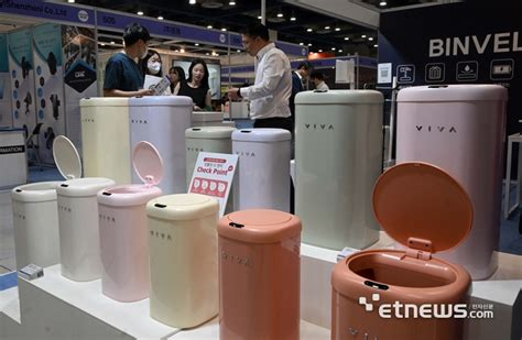 스마트 휴지통 살펴보는 관람객 전자신문