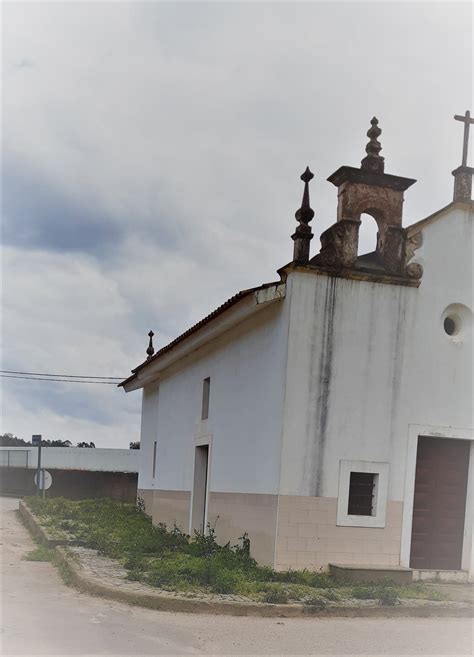 dOIS POR TRÊS O jardim do adro da Capela de Santo António