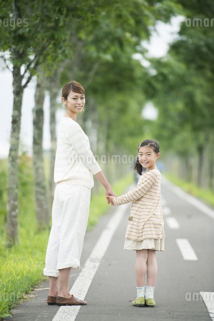 一本道で手をつなぐ親子の写真素材 Fyi04551402 ストックフォトのamanaimages Plus