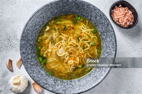 부추 당근 국수 파슬리를 곁들인 치킨 부용 수프 흰색 배경입니다 위쪽 보기 감자 요리에 대한 스톡 사진 및 기타 이미지 감자 요리 건강한 식생활 고기 Istock