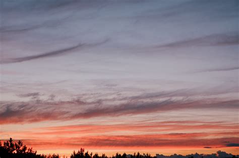 風景夕方の空の写真雷雨前の夕暮れ時の青い空に真紅の黄色い雲 ひらめきのストックフォトや画像を多数ご用意 ひらめき まぶしい