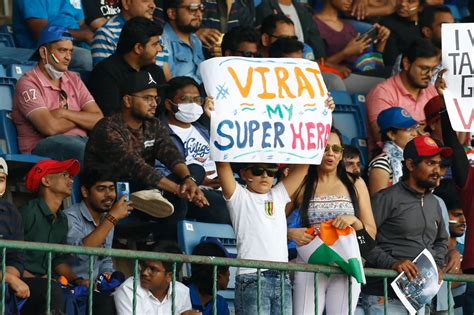 Watch Virat Kohli Welcomed Amid Huge Cheers By Chinnaswamy Crowd