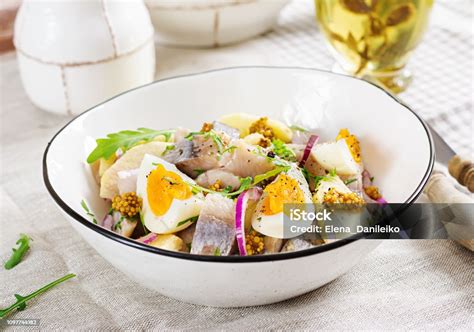 소금에 절인된 청 어 필렛 신선한 사과 빨간 양파 및 계란의 전통 샐러드 정 결 한 음식입니다 스 칸디 나 비아 요리입니다