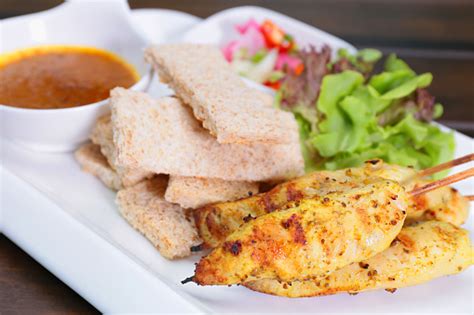 Satay 치킨 땅콩 소스와 빵 아시아 꼬치 유명한 음식 물리게 하다 아 얌 0명에 대한 스톡 사진 및 기타 이미지 0명