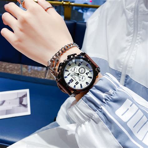 Badu Bg Мъжки часовник с кръгъл циферблат и кожена каишка Badu Bg