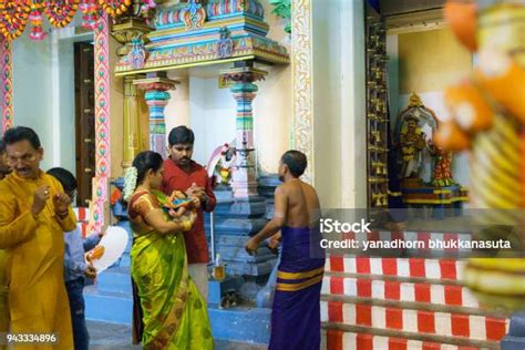Sri Mariamman 사원 싱가포르입니다 10 월 21 2017 힌두교도 힌두교 성전에서 생명의 탄생을 축 하 하기 위해