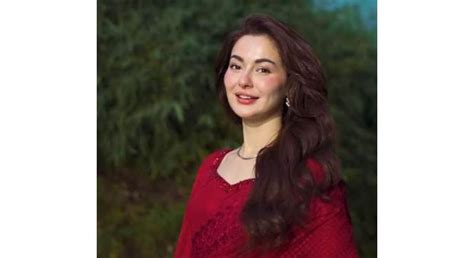 Hania Aamir Steals Spotlight In Red Saree At Wedding Ceremony Urdupoint