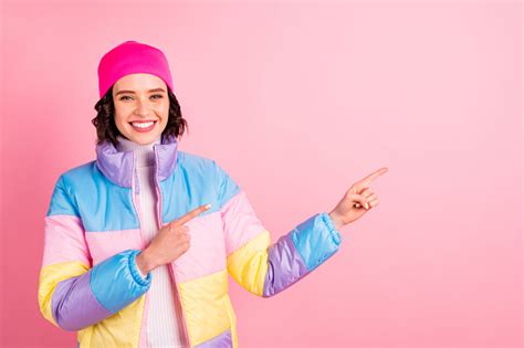 손 빈 공간을 착용 따뜻한 색깔의 코트 고립 된 분홍색 배경을 나타내는 좋은 여자의 클로즈업 사진 겨울 코트에 대한 스톡 사진