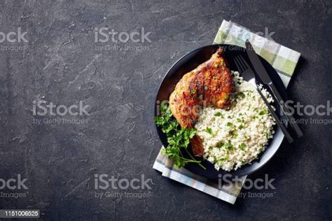 그릴에 구운 치킨 레그 쿼터는 콜로이 라이스 또는 쿠 스 코우와 함께 제공 콜리플라워 라이스에 대한 스톡 사진 및 기타 이미지