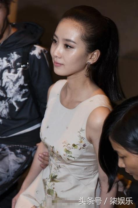劉詩詩白色露背裙亮相 與穎兒同台看秀表情如出一轍似蠻生姐妹 每日頭條