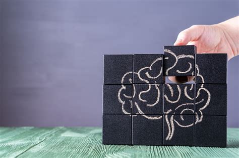 인간 두뇌의 개념입니다 교육 과학 및 의료 개념입니다 블랙 큐브에 분필로 그려진 두뇌입니다 Mental Wellbeing에 대한 스톡 사진 및 기타 이미지 Istock