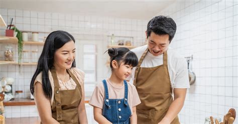 아시아의 행복한 가족은 집에서 부엌에서 빵집과 음식을 굽는 시간을 함께 보냅니다 부모 아버지 어머니로부터 배우는 어린 미취학 아동은 집에서 육아 활동 관계를 즐깁니다