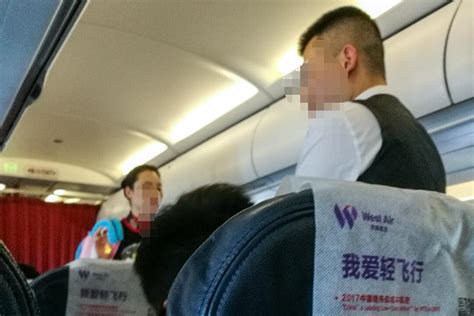 帅哥美女在万米高空的飞机上推销商品，旅客的理性让他们草草收场