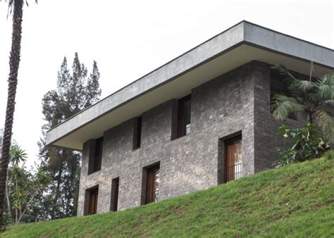 Limestone Walls Enclose Nairobi Home By Jonathan Woolf