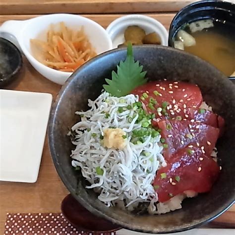 しらすとまぐろの合わせ丼鎌倉お昼ごはんの口コミ一覧 おいしい！が増えるグルメアプリ「sarah」