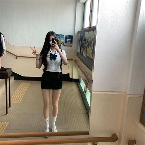 여자 교복에 있는 핀 여자 교복 교복 스타일 청소년 여자 패션