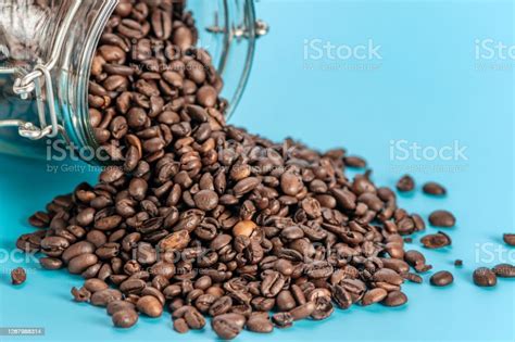 푸른 배경에 유리 항아리에서 유출 향기로운 구운 커피 콩 0명에 대한 스톡 사진 및 기타 이미지 0명 곡초류 구이 Istock