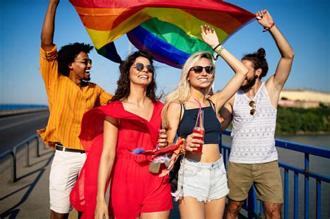 자부심 깃발로 Lgbt를 흔들며 도시에서 놀고있는 사람들의 행복한 그룹 Pride Lgbtqi Event에 대한 스톡 사진