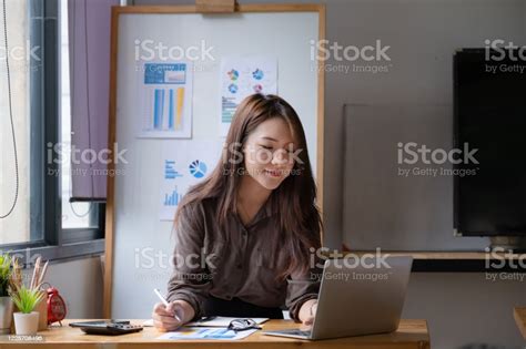 비즈니스 우먼의 초상화와 그녀의 부모와 함께 노트북 컴퓨터에서 화상 통화를 사용하여 미소 가정 개념에서 격리 및 작업 가상현실에